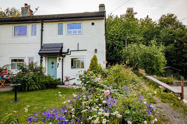 Wells Cottage, Pet Friendly, Character Holiday Cottage In Holmfirth - Holmfirth