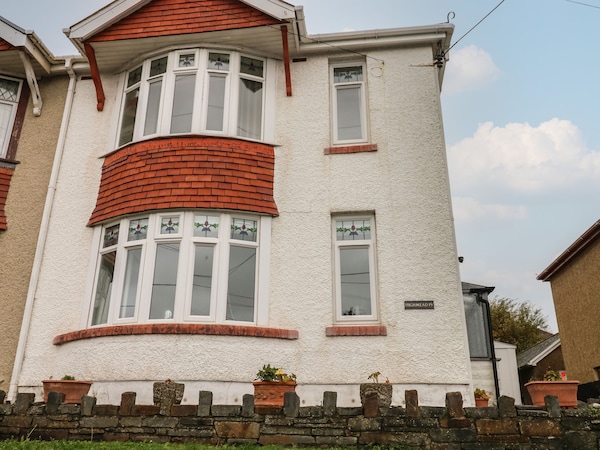 Highmead, Pet Friendly, Character Holiday Cottage In Burry Port - Llanelli
