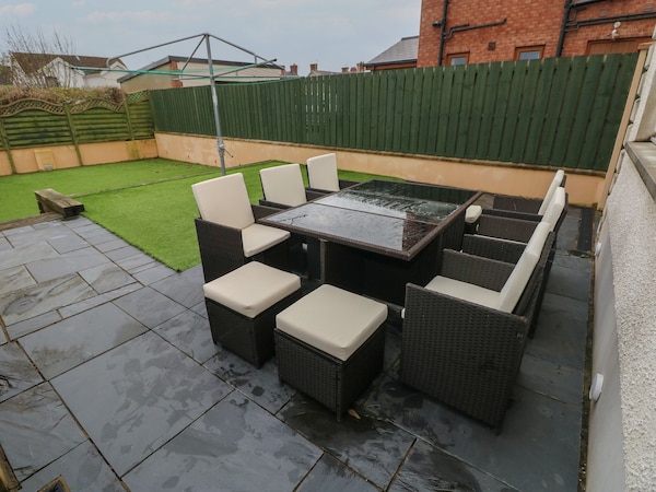 Llygad Y Lleuad ( Moon), Pet Friendly, With A Garden In Burry Port - Llanelli