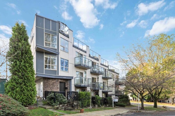 Oceanside Oasis + Mountain View W/ Private Rooftop - North Vancouver