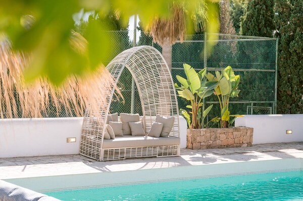 Villa Km4 - Eight Bedroom Villa, Sleeps 16 - Ibiza