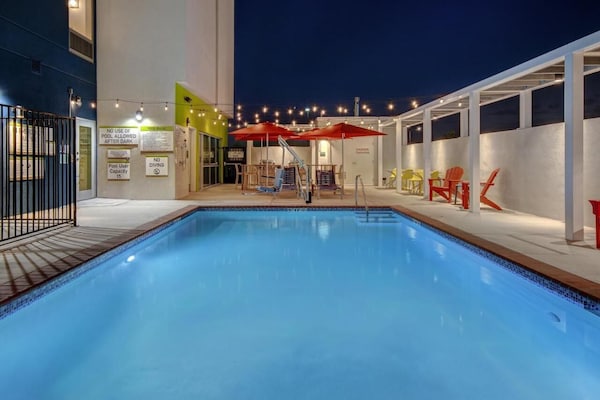 Close Proximity To Disneyland! 2 Units With Free Breakfast And Onsite Parking! - Garden Grove, CA