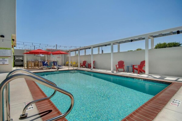 Modern Comforts! Pool, Parking, Breakfast. Minutes To Discovery Science Center! - Huntington Beach, CA