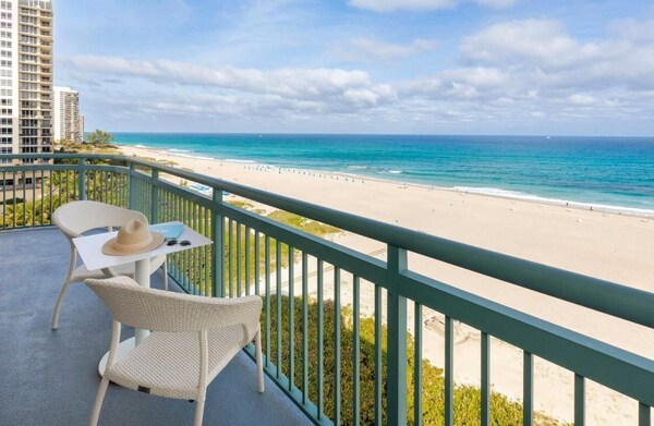 Relaxing Oceanfront Suite! Pet-friendly Property, Outdoor Swimming Pool! - West Palm Beach, FL