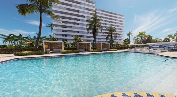 Relaxing Room W/ Intracostal View, Outdoor Pool, Private Beach Access! - North Palm Beach, FL