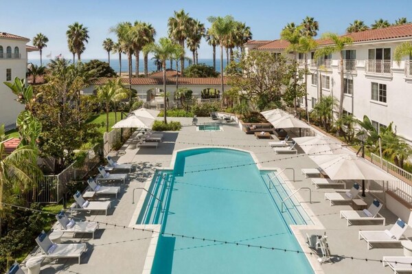 Convenient Stay, Superb Location! Outdoor Pool, Pet-friendly Property! - Carlsbad, CA