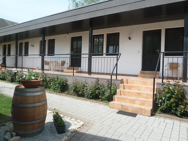 Appartement/2 Schlafräume/couch/hof - Ferienwohnung & Weingut Kroiss - Illmitz