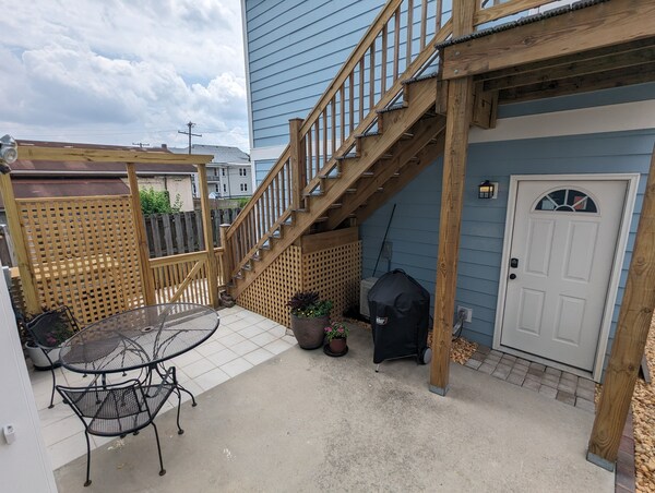 Walk To Bars & Restaurants!  Minutes To Downtown - 20 Minutes To The Beach - Savannah, GA