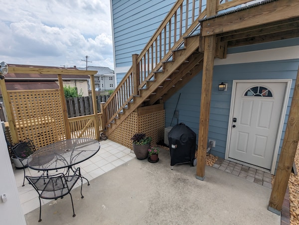 Walk To Bars & Restaurants! Minutes To Downtown - 20 Minutes To The Beach - Savannah, GA