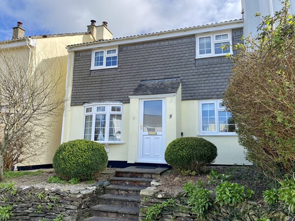 5 Lower Elms, Pet Friendly, Character Holiday Cottage In Rock - Edmonton, UK