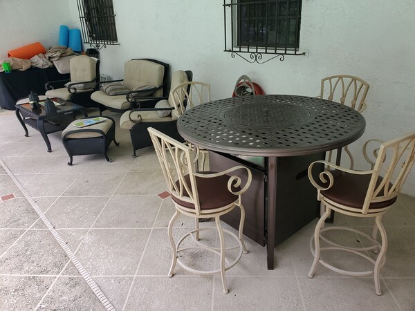 Beautiful 1980s Vintage 4ksqft 4-2.5 / Pool,  3 Miles From Hard Rock Stadium - Miramar, FL