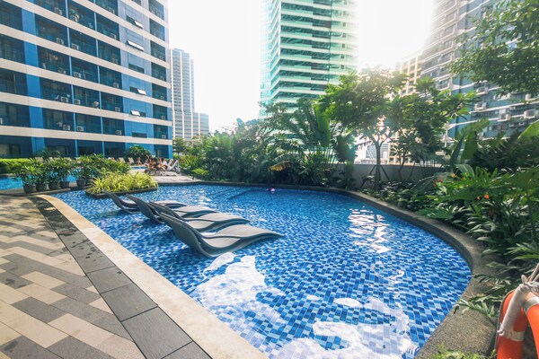 Chic 1-bedroom Apartment With Wifi Gym Swim Parking Vibrant Makati 1703 - Makati