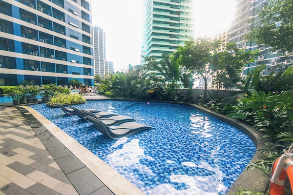 Chic 1-bedroom Apartment With Wifi Gym Swim Parking Vibrant Makati 1703 - Manila