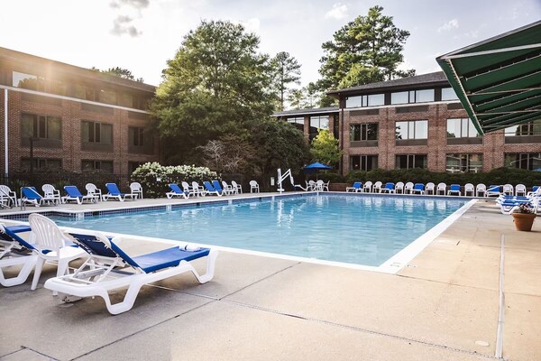 Colonial Bliss! Pool, Tennis Court, Parking, Minutes To Colonial Williamsburg - Williamsburg, VA