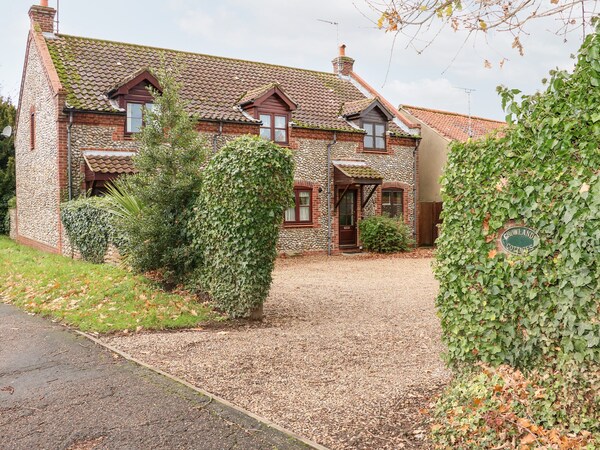 1 Crowlands Cottages, Family Friendly, With A Garden In Holt - Briston