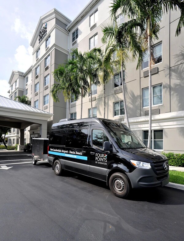 Coastal Chic Retreat: Short Drive To Fort Lauderdale Beach! Parking, Onsite Pool - Miramar, FL