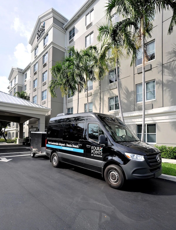 Coastal Chic Retreat: Short Drive To Fort Lauderdale Beach! Parking, Onsite Pool - Miramar, FL
