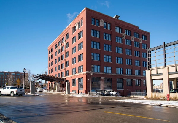 Milwaukee Haven, Custom Deluxe Two Queen Beds At The Iron Horse Hotel! - Milwaukee, WI