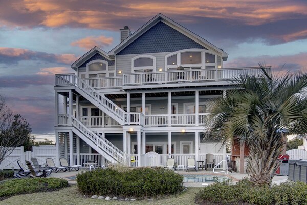 Backyard Fun & Relaxation ! Pool, Hot Tub, Tiki Hut, Fire Pit, Putting Green - Outer Banks, NC