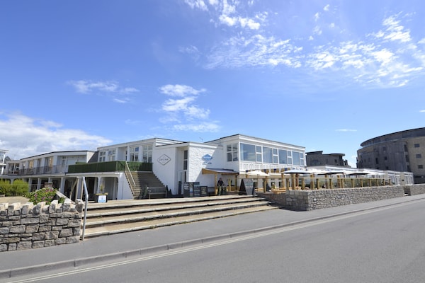 Westpoint Apartments - West Bay Amazing Sea Views - Hive Beach