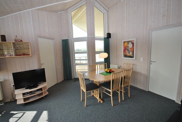 Gemütlich Eingerichtetes Ferienhaus Im Ferienpark Seeland Mit Wasserlage - Otterndorf