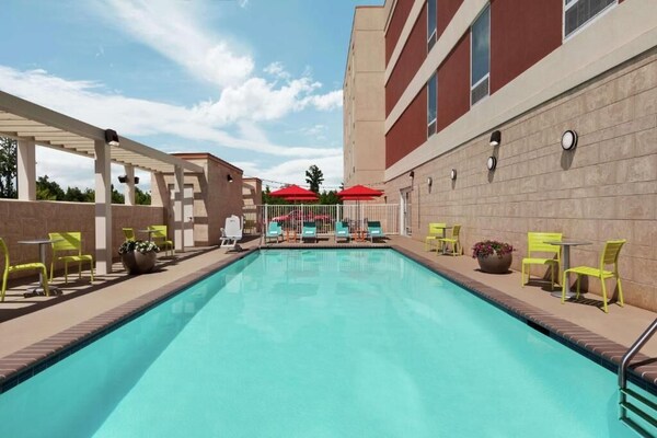 Savannah Bliss Awaits! Kitchen, Onsite Pool, Free Breakfast, Pets Allowed - Savannah, GA