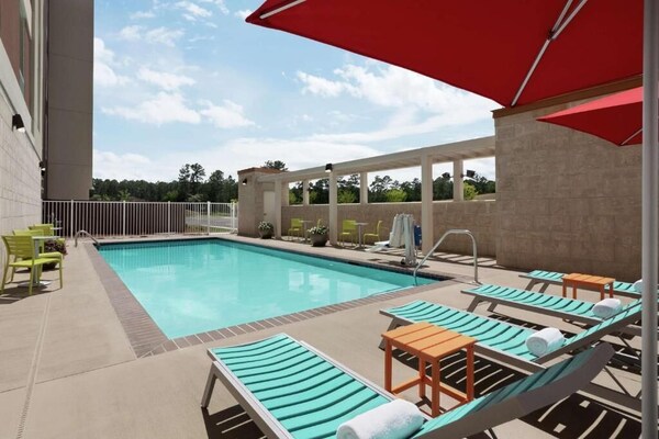 Tranquil Escape! Kitchen, Outdoor Pool, Free Breakfast And Parking, Pets Allowed - Pooler, GA