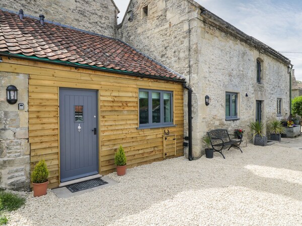 Chequers Barn, Pet Friendly, Character Holiday Cottage In Corsham - Chippenham