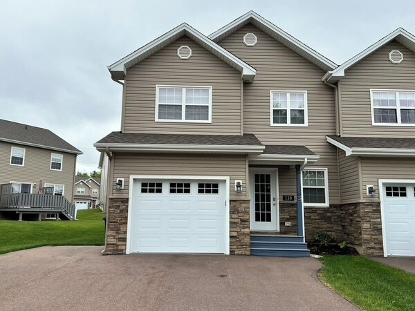 Executive Home In Dieppe (Semi-detached) - Close To Airport & Downtown \Nmoncton - Moncton
