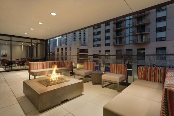 Chicago Skyline Symphony: Kitchenette, Free Breakfast, Pets Are Welcome! - Gold Coast - Chicago