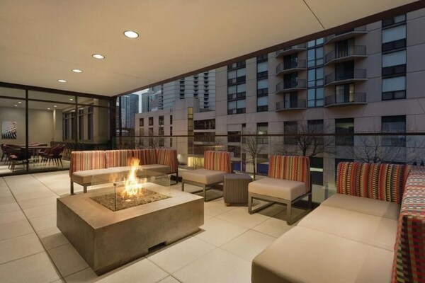 Your Urban Sanctuary Awaits: Kitchenette, Free Breakfast, Cityview, Pets Allowed - Chicago, IL
