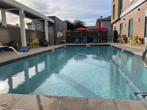 Experience Modern Hospitality! Minutes From Sky Harbon Airport, Free Breakfast - Phoenix, AZ