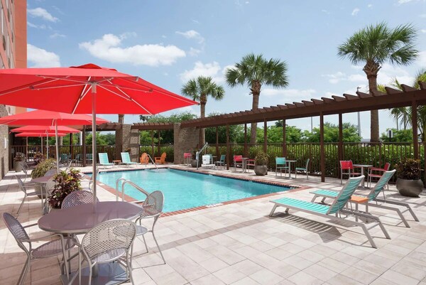 City Haven: 2 Family-friendly Units W/ Free Breakfast And Parking! Onsite Pool! - Homestead, FL