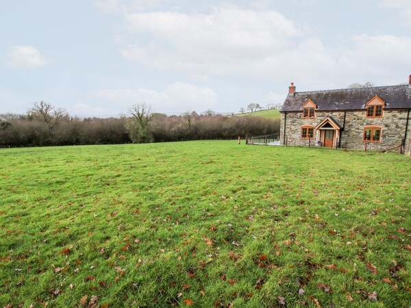 Ty Gwyn, Pet Friendly, With Hot Tub In Llanfair Caereinion - Wales
