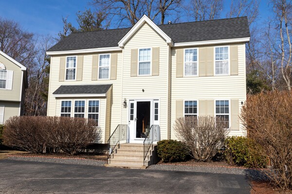 Relaxing Getaway: Entire 3-br Home W/ Fireplace - Marlborough, MA