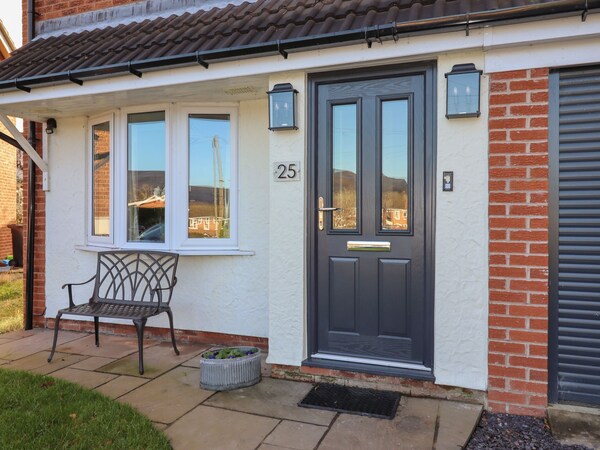 25 Maes Collen, Family Friendly, With Open Fire In Llangollen - Llangollen