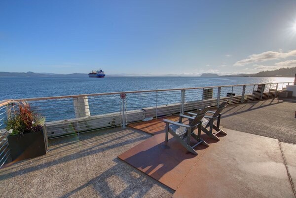 Luxe River View King Room At Bowline Hotel, River View - Astoria, OR