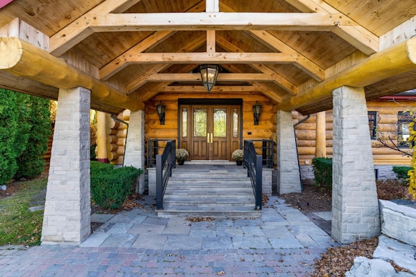 6 Bdrm, 4 Bath, Luxury Log Ski Cabin, Steps From Craiglieth Ski Club! - Ontario