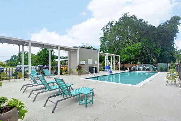 Pensacola Perfection! Free Breakfast And Parking, Pets Allowed, Onsite Pool! - Pensacola, FL
