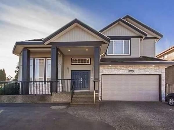 Guest Bedroom Rm #2 /Private Bathroom \Nmain Floor Area - Surrey