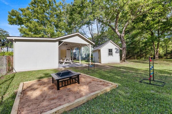 Just Renovated Home - Private Yard & Movie Theater - Charleston, SC