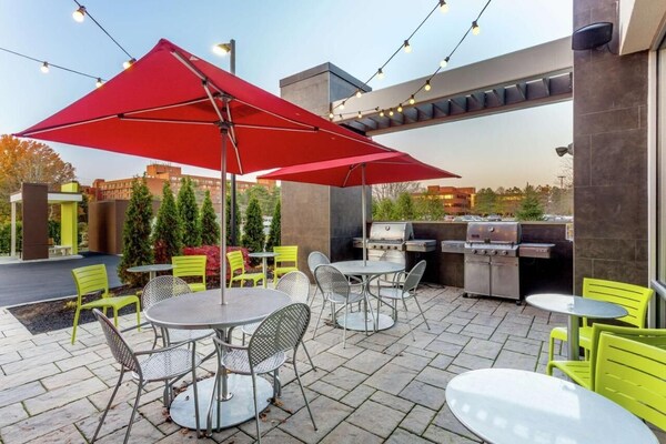 Modern Retreat: Pets Allowed, Onsite Pool. Close To Six Mile Waterworks! - Schenectady, NY