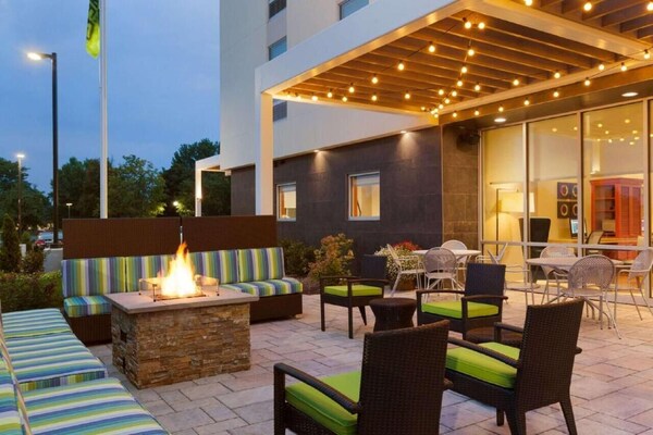 Prime Location! Indoor Pool, Pet-friendly Property, Free Breakfast And Parking! - Schenectady, NY