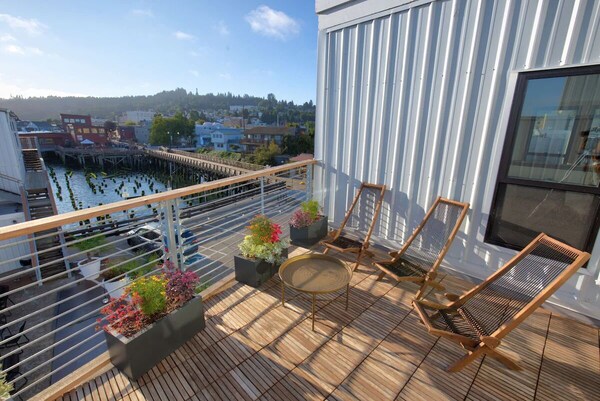 4 Luxe Trolley View King Room At Bowline Hotel, Pet-friendly - Astoria, OR