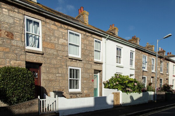 11 Belgravia Street, Pet Friendly, With Open Fire In Penzance - Penzance