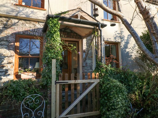 Hillside Holiday Cottage, Pet Friendly, With A Garden In Pentre - Zuid-Wales
