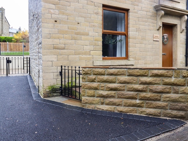 The Robins Holiday Cottage, Family Friendly, With A Garden In Haworth - England