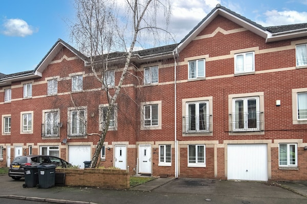 Newly Refurbed 5 Bed House With Free Parking N Dryer - Birmingham