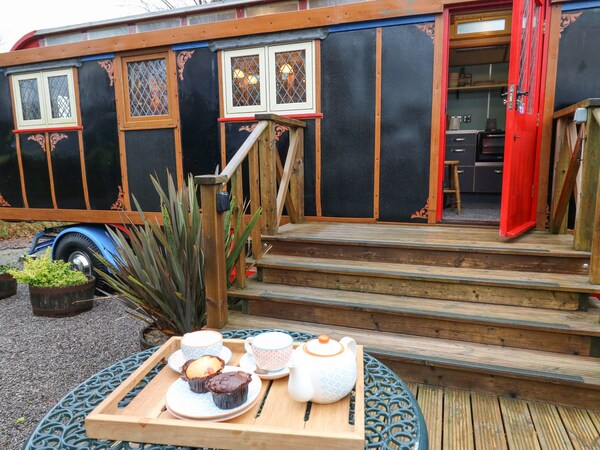 Dolly The Circus Wagon, Pet Friendly, With Open Fire In Brynhoffnant - Llangrannog