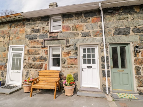 Henfro, Pet Friendly, With Open Fire In Beddgelert - Beddgelert